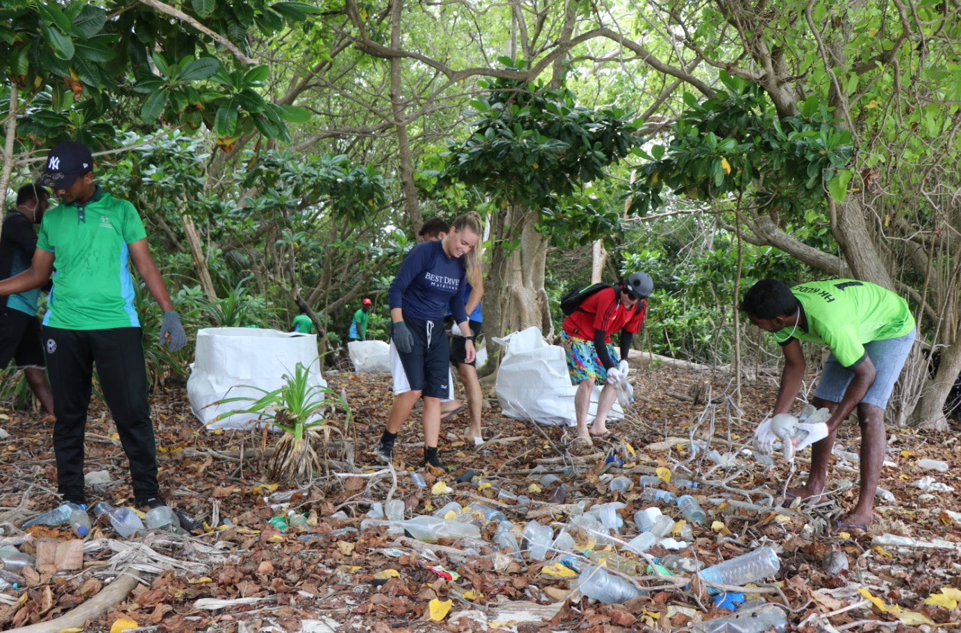 JA Manafaru Maldives hosts beach clean up drive - Hotelier Middle East