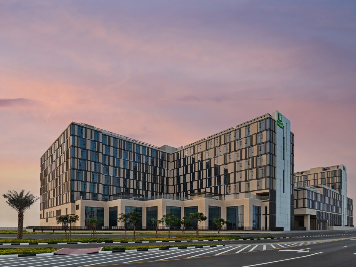 Holiday Inn Dubai Al-Maktoum Airport opens near Expo 2020 - Hotelier ...